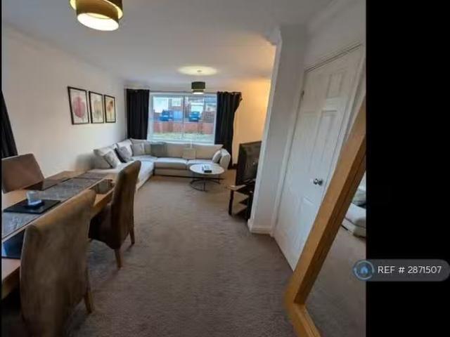 3 bedroom semi detached house for rent in Hawthorn Crescent, D.