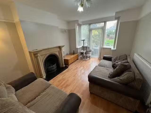 3 bedroom semi detached house for rent in Hesketh Crescent, Bi.