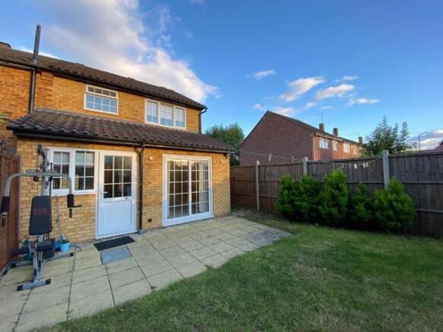3 bedroom semi detached house for rent in Hetherington Close, Slough, Berkshire, SL2