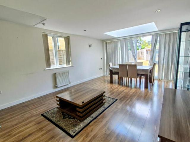 3 bedroom semi detached house for rent in Highfield Road, N21