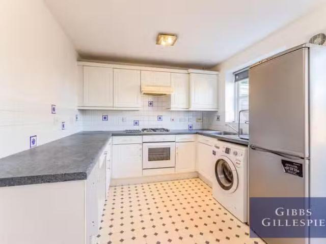3 bedroom semi detached house for rent in Highfield, Watford.