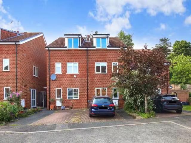 3 bedroom semi detached house for rent in Hildenlea Place, Bro.