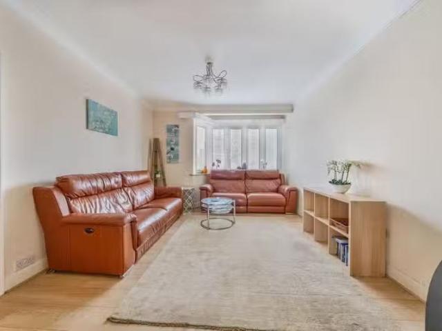 3 bedroom semi detached house for rent in Hillcroft Avenue, Pi.
