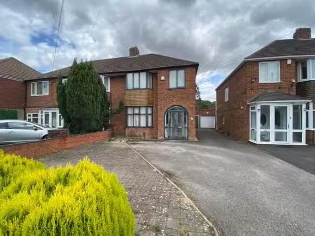 3 bedroom semi detached house for rent in Hobs Moat Road, Soli.