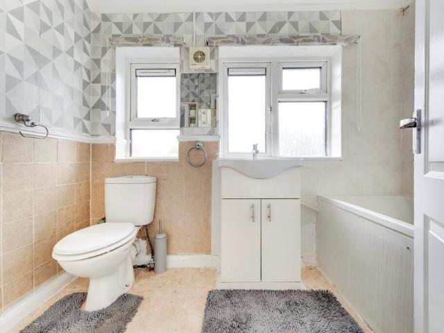 3 bedroom semi detached house for rent in Horsell Road Oprington BR5