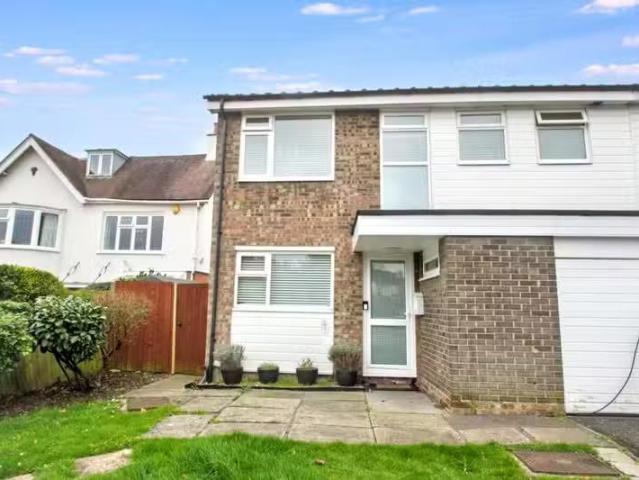 3 bedroom semi detached house for rent in Hutton Close, Woodfo.