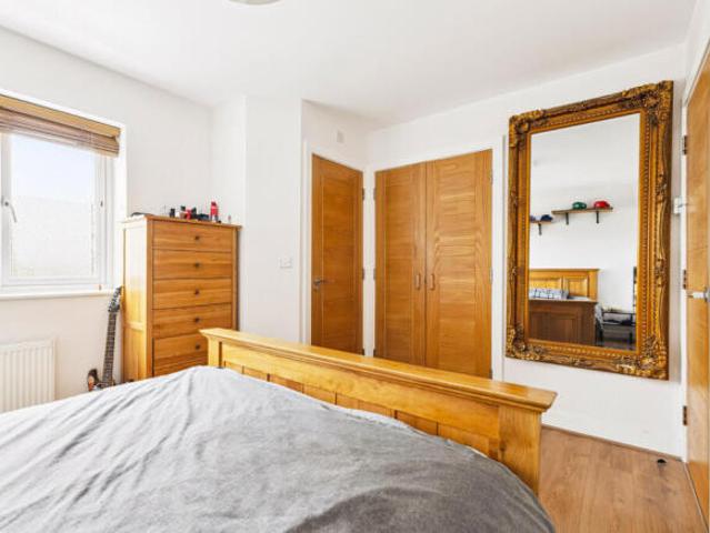 3 bedroom semi detached house for rent in Jacobs Green, Surrey, GU1