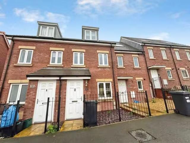 3 bedroom semi detached house for rent in Kingfisher Drive, BA22