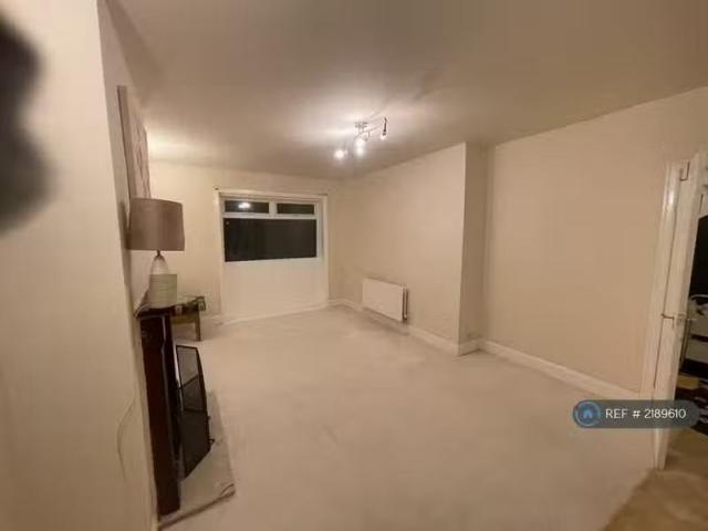 3 bedroom semi detached house for rent in Killinghall Avenue.