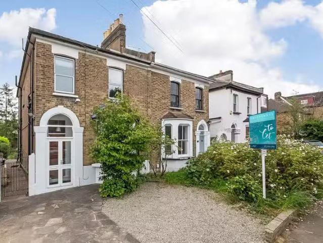 3 bedroom semi detached house for rent in Langley Road, Becken.
