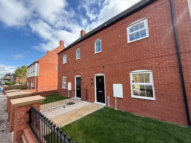 3 bedroom semi detached house for rent in Lakeside Avenue, Alb.