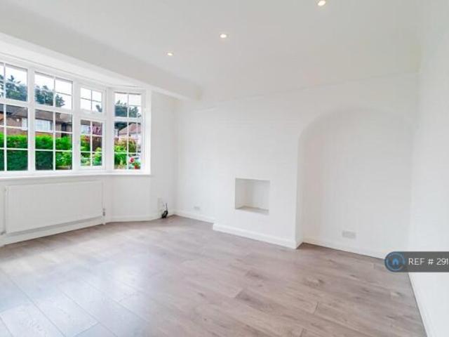 3 bedroom semi detached house for rent in Lawrence Avenue, New Malden, KT3