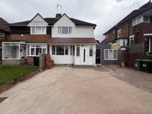 3 bedroom semi detached house for rent in Lewis Road, Oldbury.