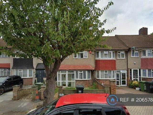 3 Bedroom Semi detached House For Rent In London