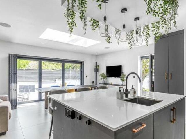 3 Bedroom Semi detached House For Rent In London