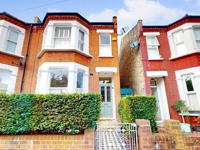 3 Bedroom Semi detached House For Rent In London, Greater London
