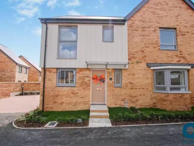 3 bedroom semi detached house for rent in Longmuir Drive Ber.