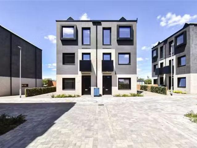 3 bedroom semi detached house for rent in Lockhart Way, Norths.
