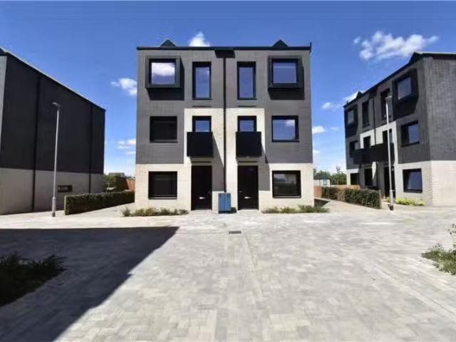 3 bedroom semi detached house for rent in Lockhart Way, Norths.
