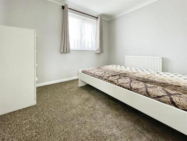 3 bedroom semi detached house for rent in Lowestoft Drive, Slough, SL1