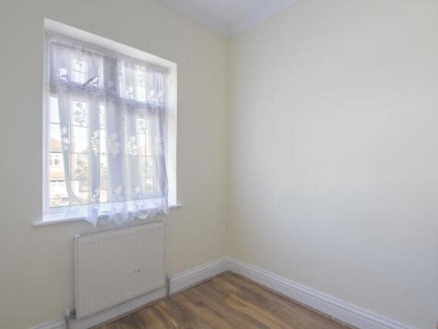 3 bedroom semi detached house for rent in Madison Crescent, Bexleyheath, DA7