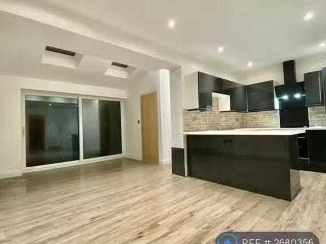 3 bedroom semi detached house for rent in Malbank Road, Crewe.