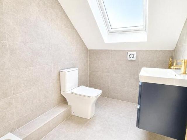 3 bedroom semi detached house for rent in Mays Lane, Barnet, EN5