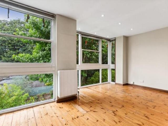 3 bedroom semi detached house for rent in Meadow Close, Richmond, TW10