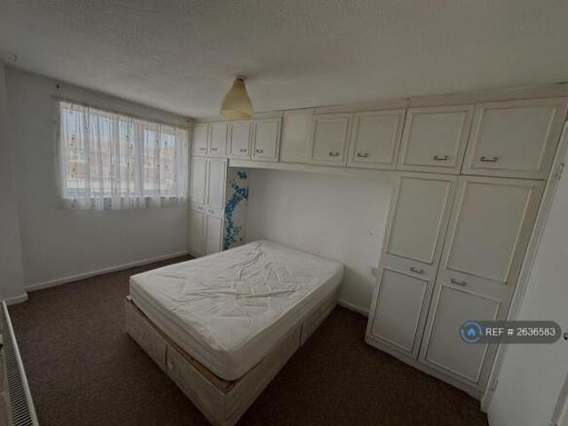 3 bedroom semi detached house for rent in Medway Close, London, CR0