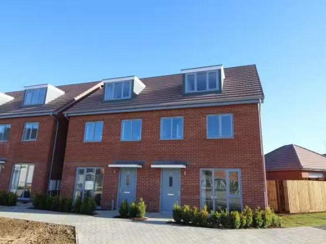 3 bedroom semi detached house for rent in Minikin Close, Cogge.