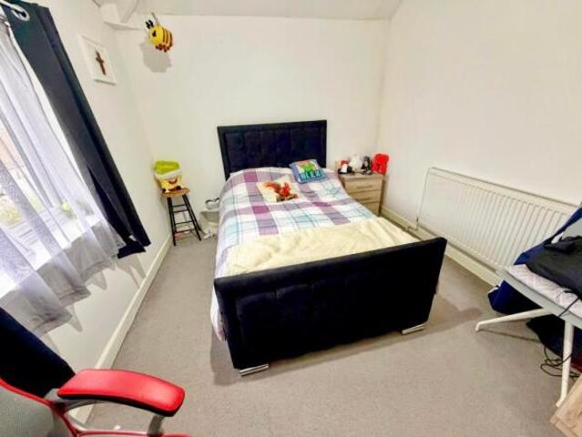 3 bedroom semi detached house for rent in Middleton Park Avenue, LEEDS, LS10
