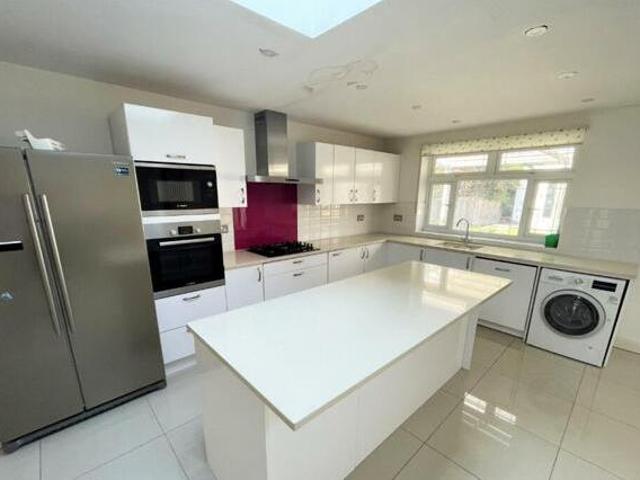 3 Bedroom Semi detached House For Rent In Mill Hill