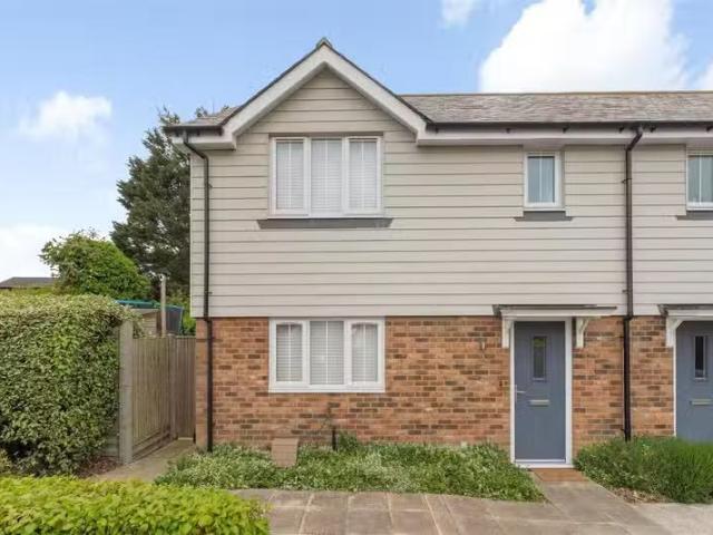 3 bedroom semi detached house for rent in Millstrood Road, Whi.