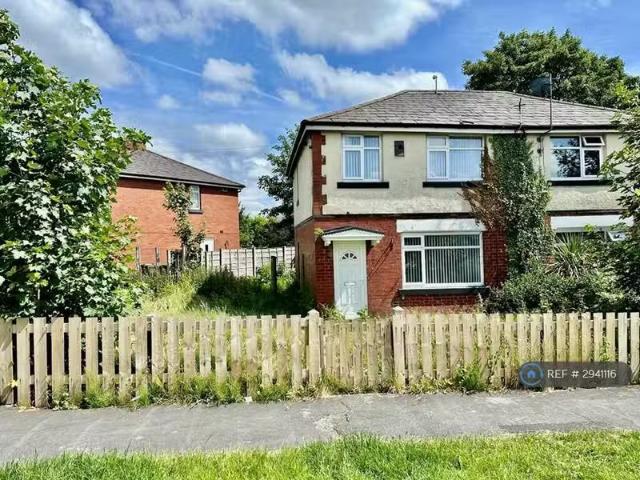 3 bedroom semi detached house for rent in Moorside Avenue, Bol.