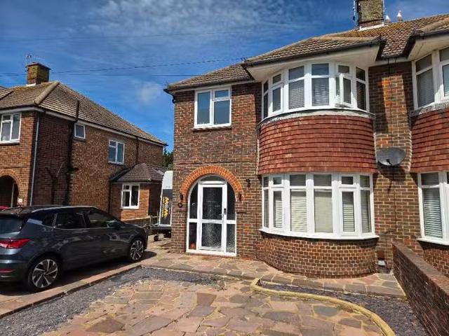 3 bedroom semi detached house for rent in Moy Avenue, Eastbour.