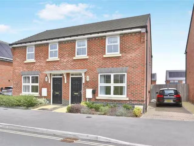 3 bedroom semi detached house for rent in Neville Gardens, Bea.
