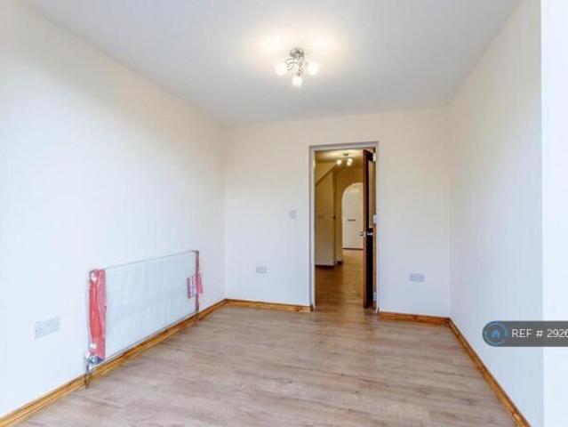 3 bedroom semi detached house for rent in Newton Close, Langley, SL3