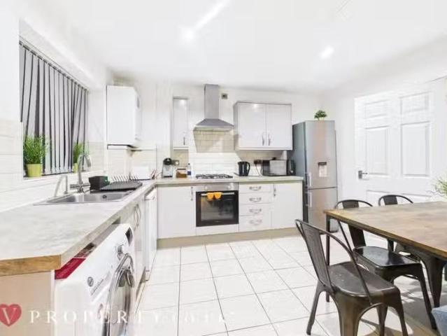 3 bedroom semi detached house for rent in New Spring Gardens.