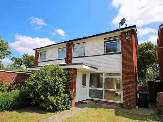 3 bedroom semi detached house for rent in Nicola Close, South.