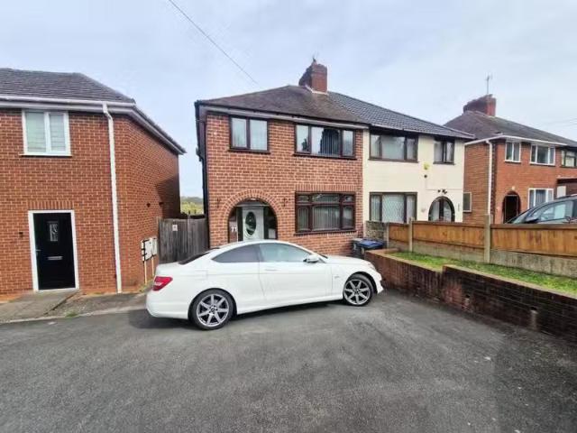 3 bedroom semi detached house for rent in Nigel Avenue, Northf.