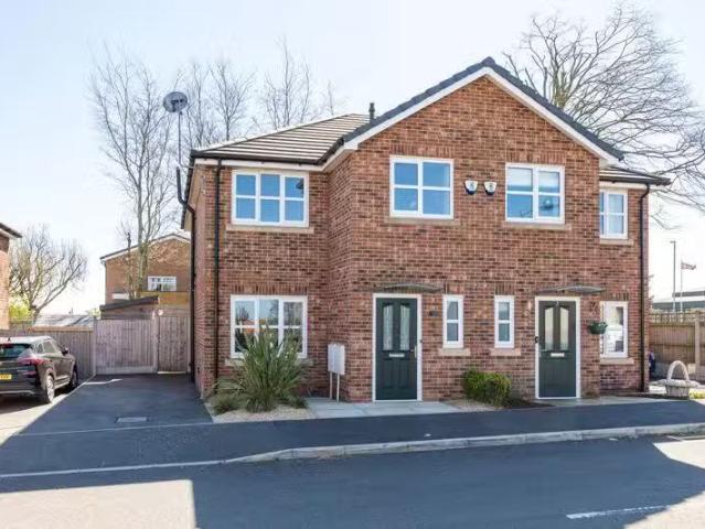 3 bedroom semi detached house for rent in Nightingale Gardens.