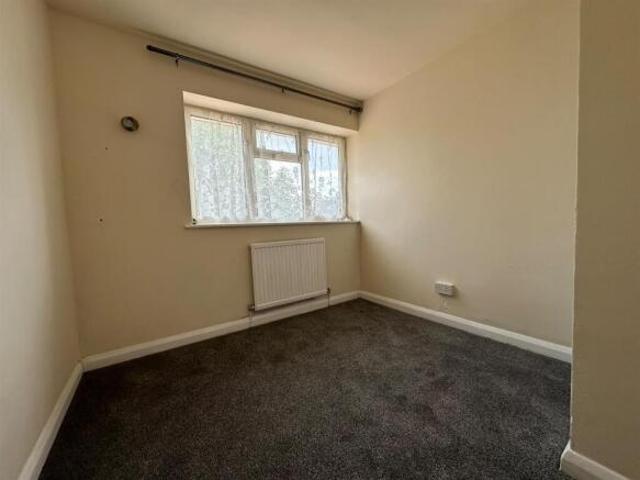 3 bedroom semi detached house for rent in Northborough Road, Slough, SL2