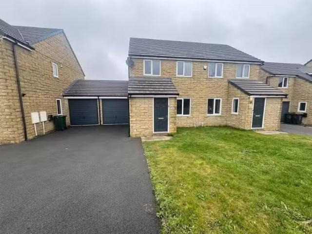 3 bedroom semi detached house for rent in Northside Road, BRAD.
