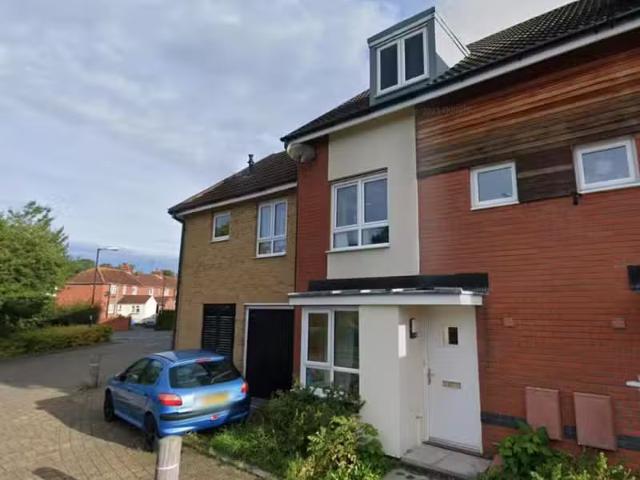 3 bedroom semi detached house for rent in Norton Farm Road, Br.