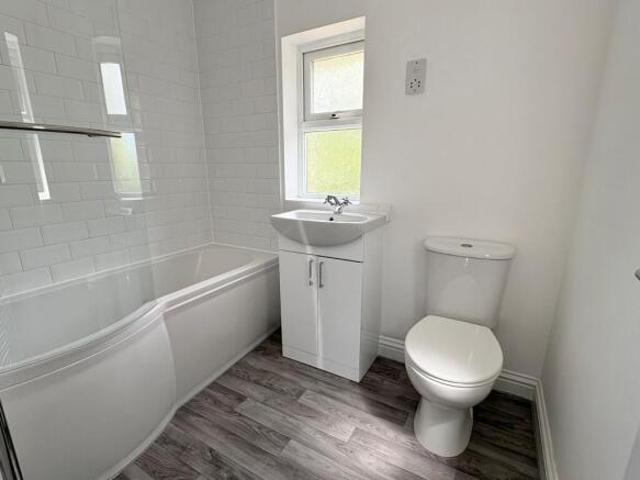 3 bedroom semi detached house for rent in Norwich Avenue, Southend on sea, SS2