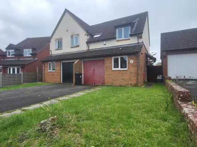 3 bedroom semi detached house for rent in Oaktree Crescent, Br.