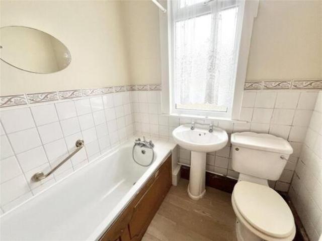3 bedroom semi detached house for rent in Oakhurst Road, Southend on Sea, Essex, SS2