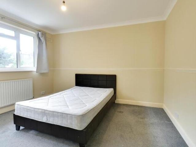 3 bedroom semi detached house for rent in Oakleigh Gardens, Orpington, Kent, BR6
