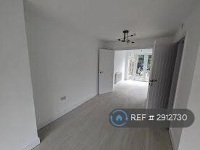 3 bedroom semi detached house for rent in Park Drive, Leicester Forest East, Leicester, LE3