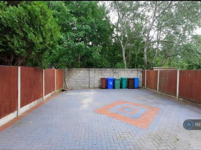 3 bedroom semi detached house for rent in Pattishall Close, Manchester, M4